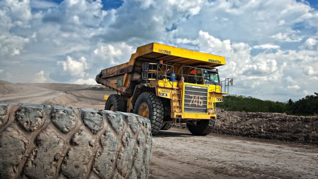 Saham AADI Masuk LQ45: Sinyal Positif Investor Jangka Panjang